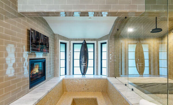 Drake lists his Hidden Hills estate