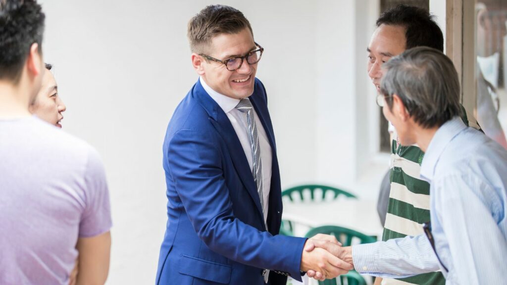 Auction floor dialogue: how to properly communicate with vendors and ...