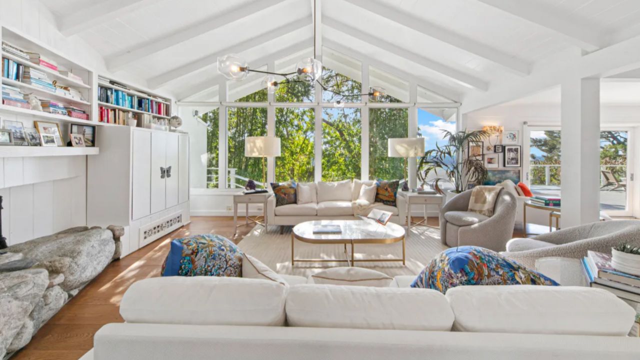 Model Miranda Kerr to sell her Malibu mansion