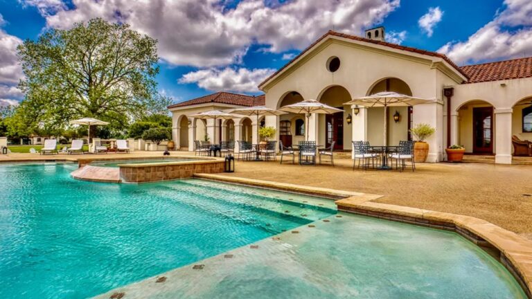 Drake embraces his inner cowboy with sprawling Texas property
